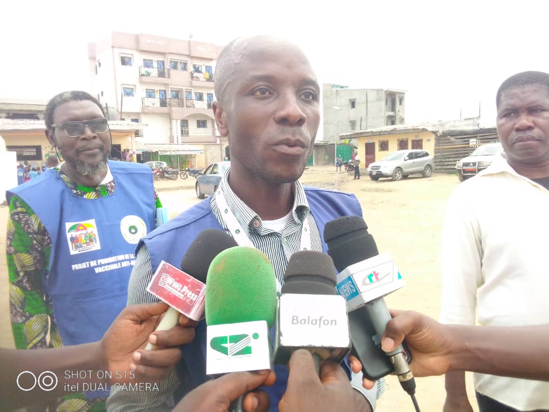 Mr Jonas Yedidia Alirou présente aux médias à Douala la campagne de ...